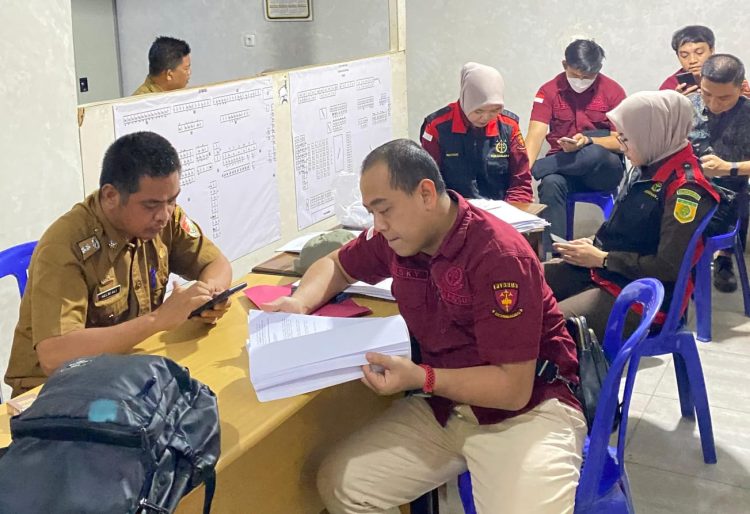 Penyidik Kejari Tubaba Geledah Kantor Diskoperindag Dan Pasar Pulung ...