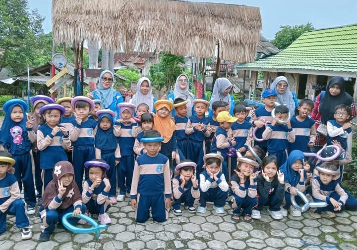 Outing Class TK Indah Kusuma Bangsa Ajarkan Murid Berbaur dengan Alam ...